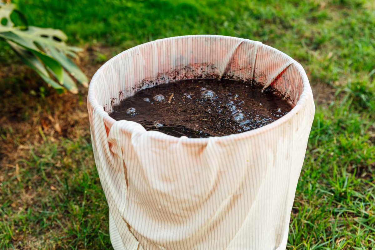 How to Build a Compost Tea Brewer for Healthy Soil - Practical Off-Grid ...